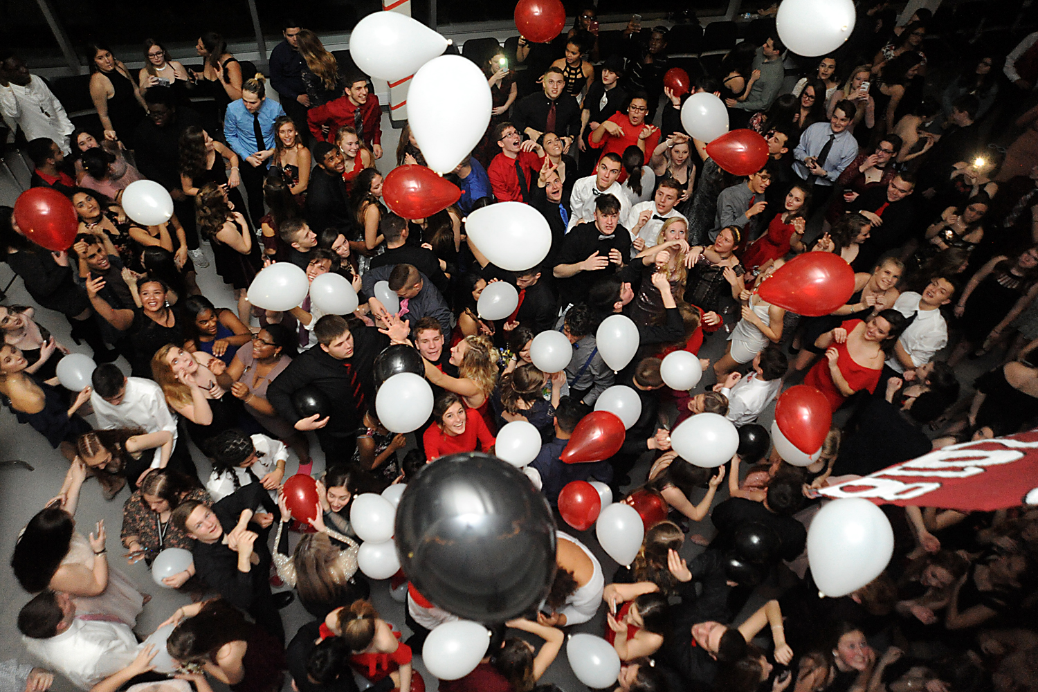 SADIE HAWKIN’S DANCE DAZZLES WITH IMPRESSIVE LIGHT DISPLAY – The Slater